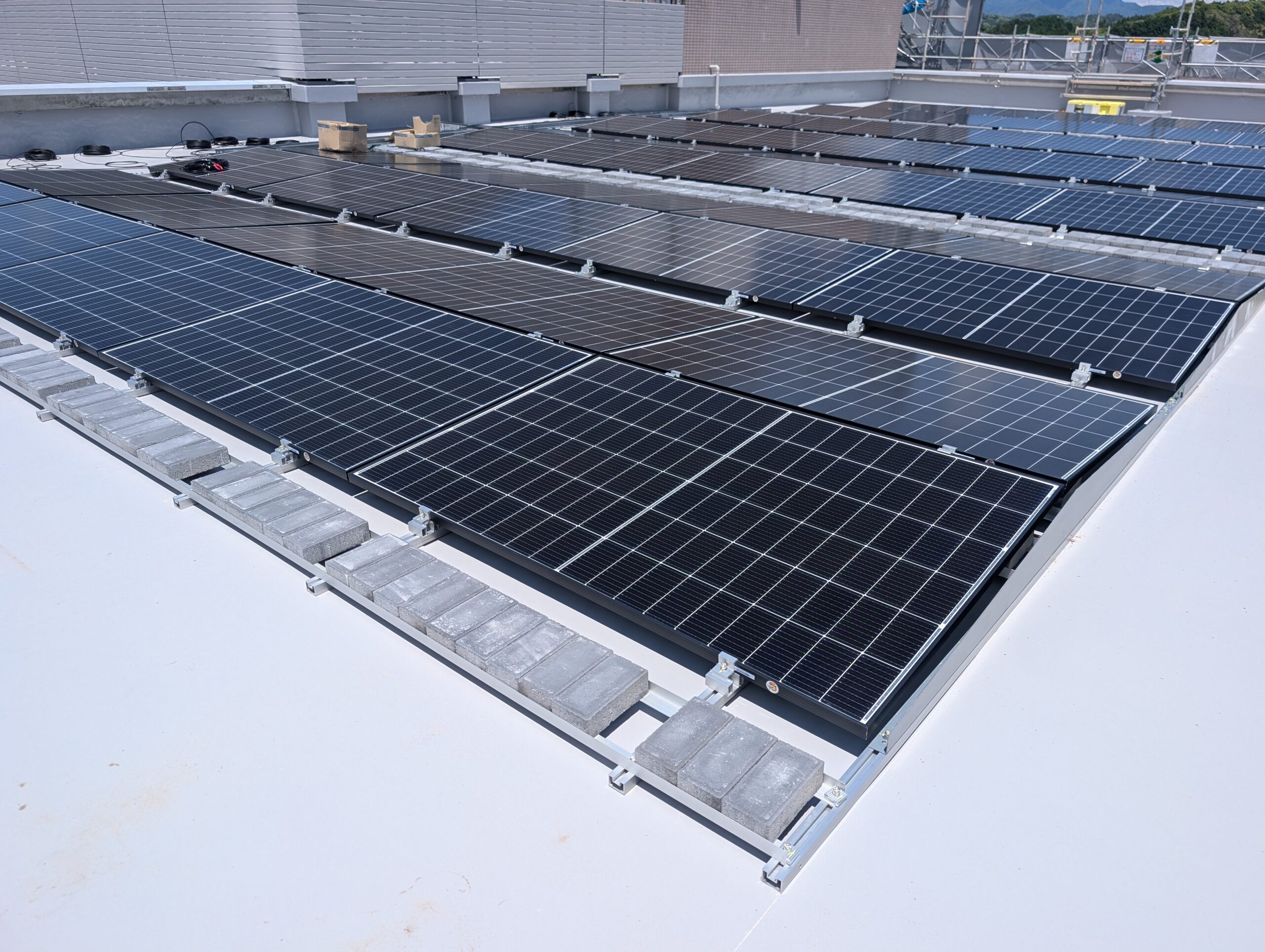 陸屋根用アンカーレス架台 UP-Base NEO｜置くだけ設置 | アップソーラー ジャパン株式会社 (Upsolar Japan K.K.)
